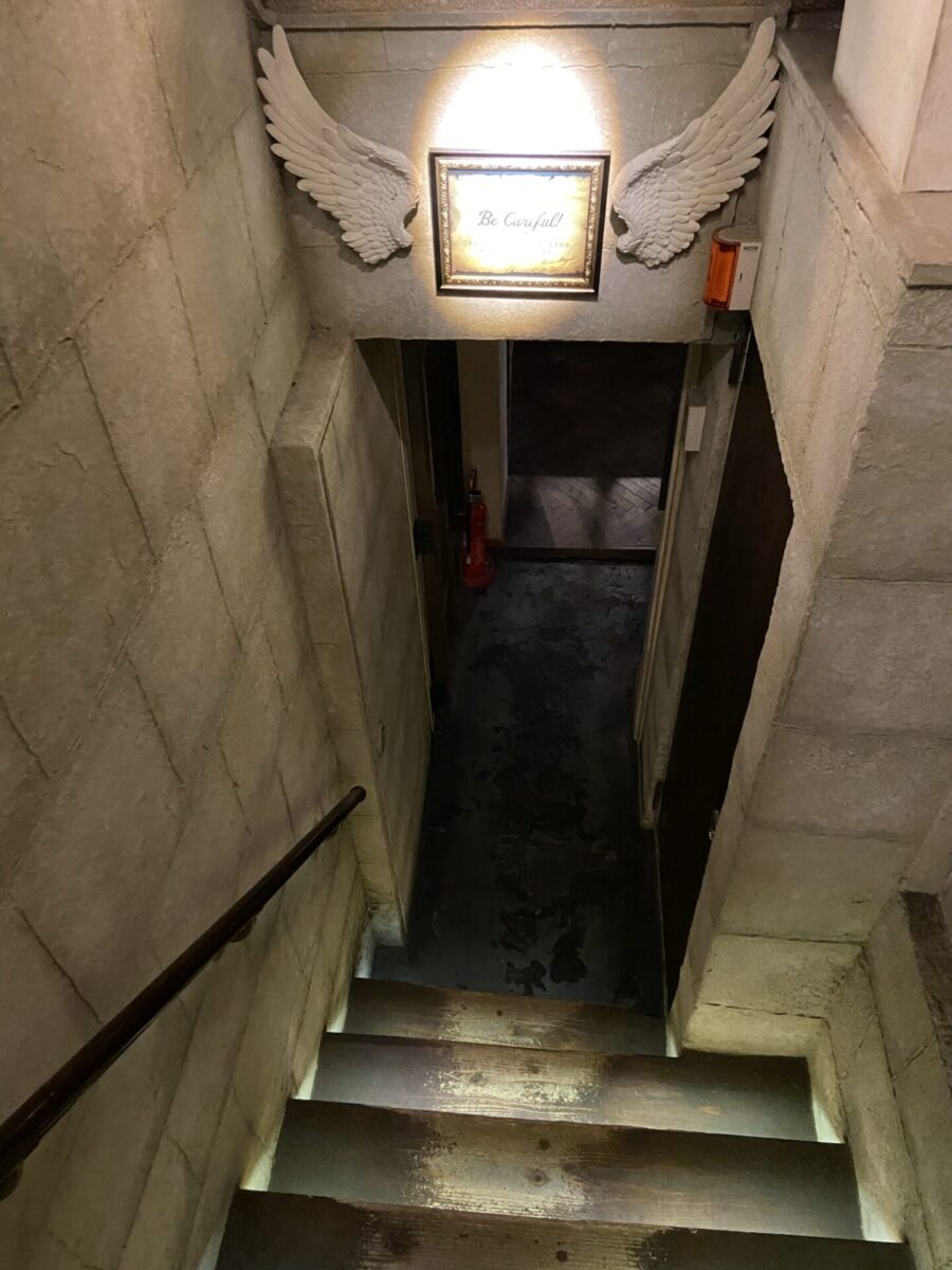 京都にある隠れ家カフェAngel Library、普通の入り方では入れないカフェが京都にあるんです。 - やまナビブログ